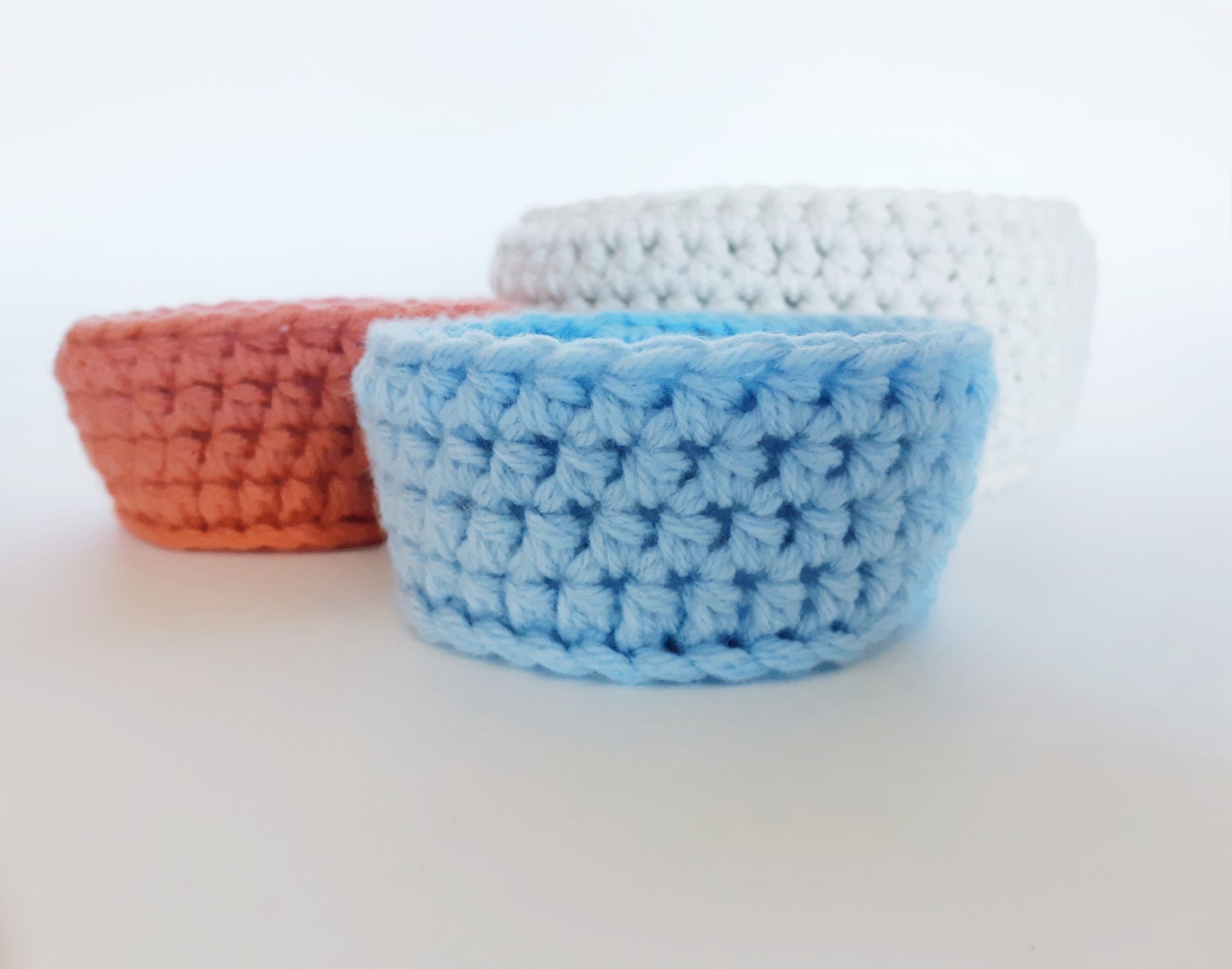 EASY CROCHET MINI BASKET - Free Pattern ⋆ lulostitchco.com